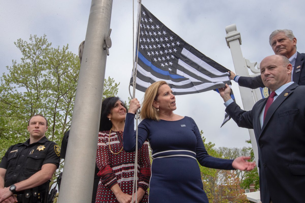 Hempstead y policía de Nassau izan bandera especial en honor a ...