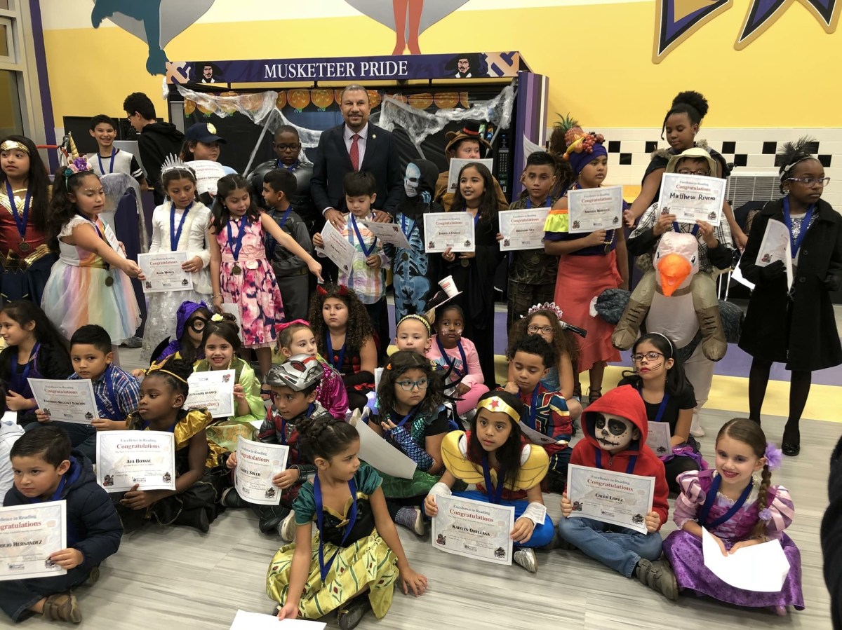 Asambleísta Phil Ramos celebra a niños del Programa de Lectura de ...