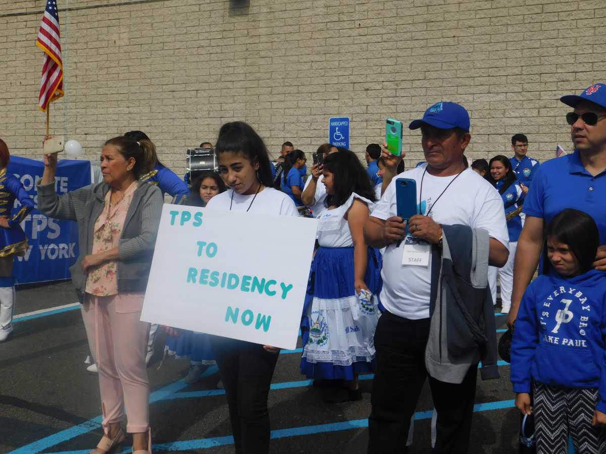 Asambleísta Phil Ramos se reune con activistas por el TPS en Long ...