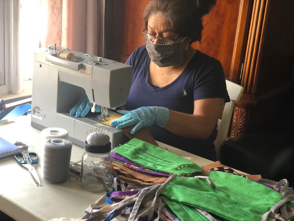 Mujeres indocumentadas venden máscaras para crear trabajos y proteger a ...