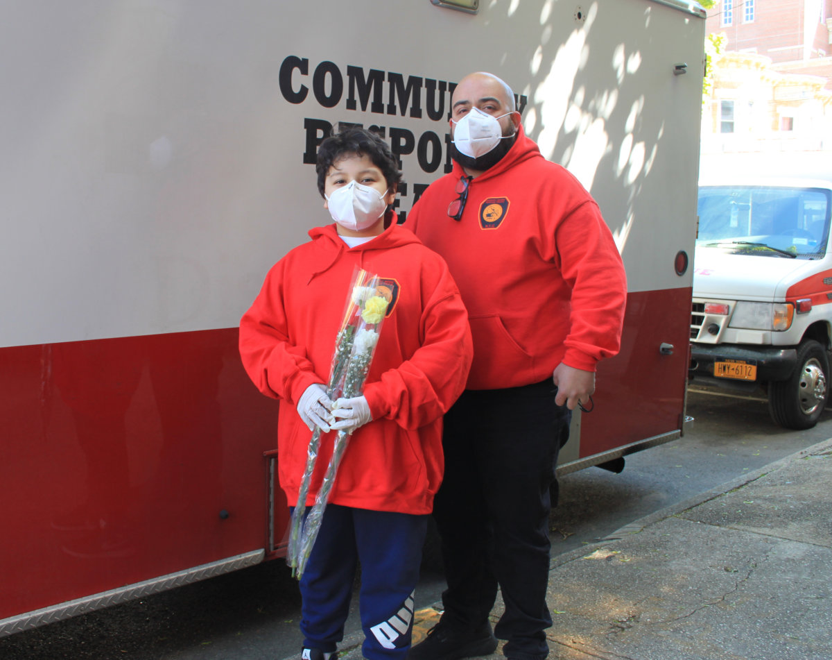 Estudiante hispano de Queens se une a despensa local para distribuir ...