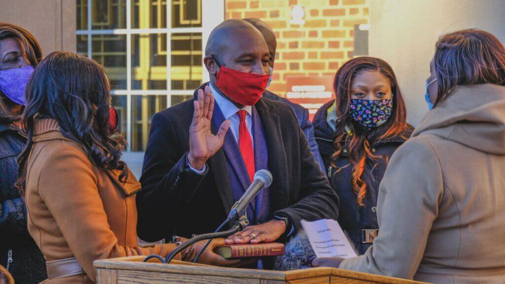 Nuevo presidente del condado de Queens promete mejoras para inquilinos ...