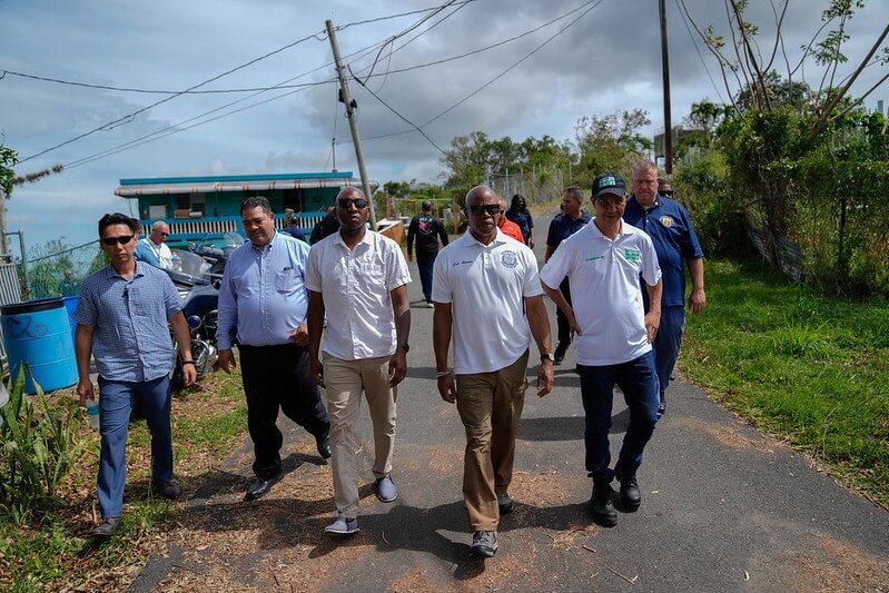 Adams visita Puerto Rico y República Dominicana tras huracán Fiona a ...