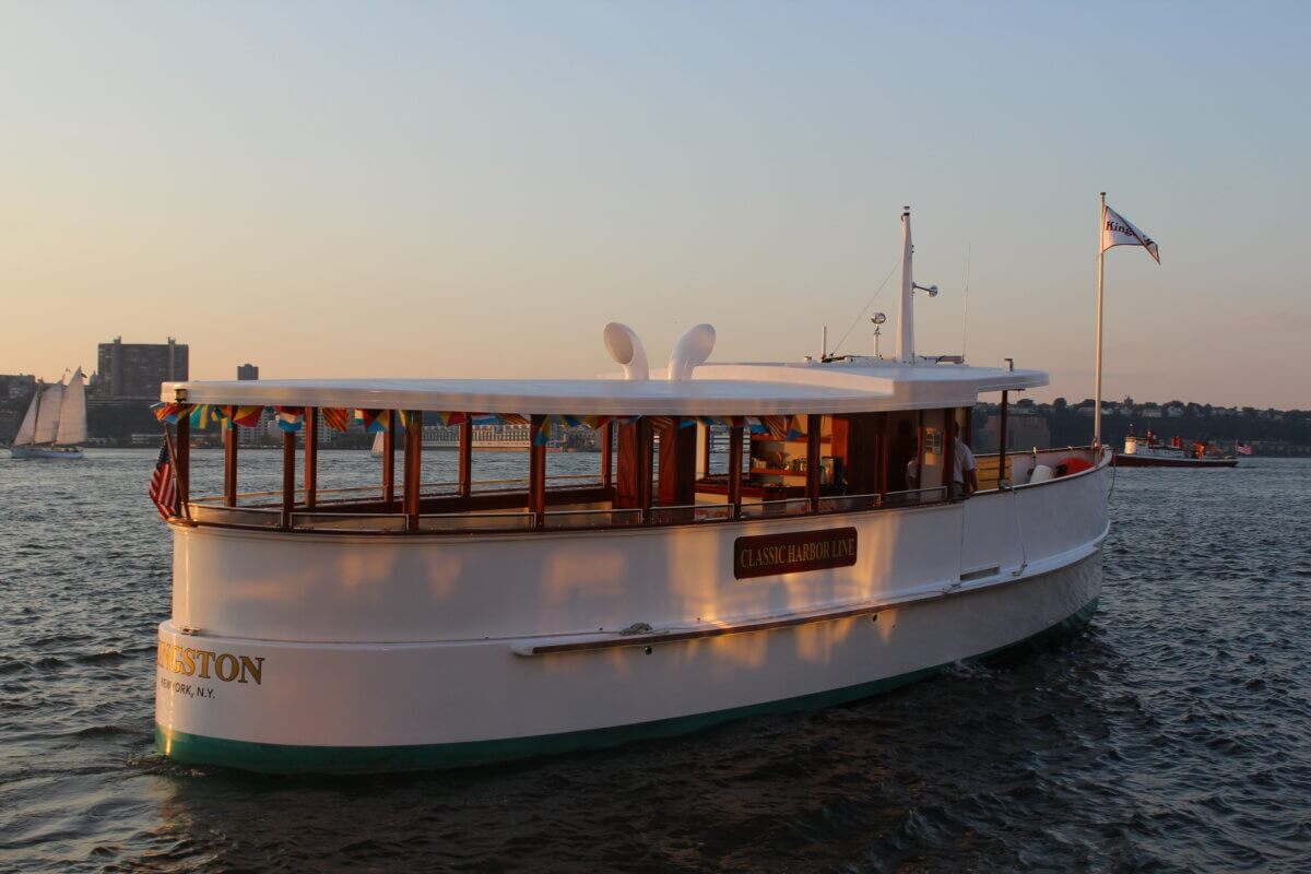 Dia de la Madre con Classic Harbor Line “Paseo en Barco por la ...