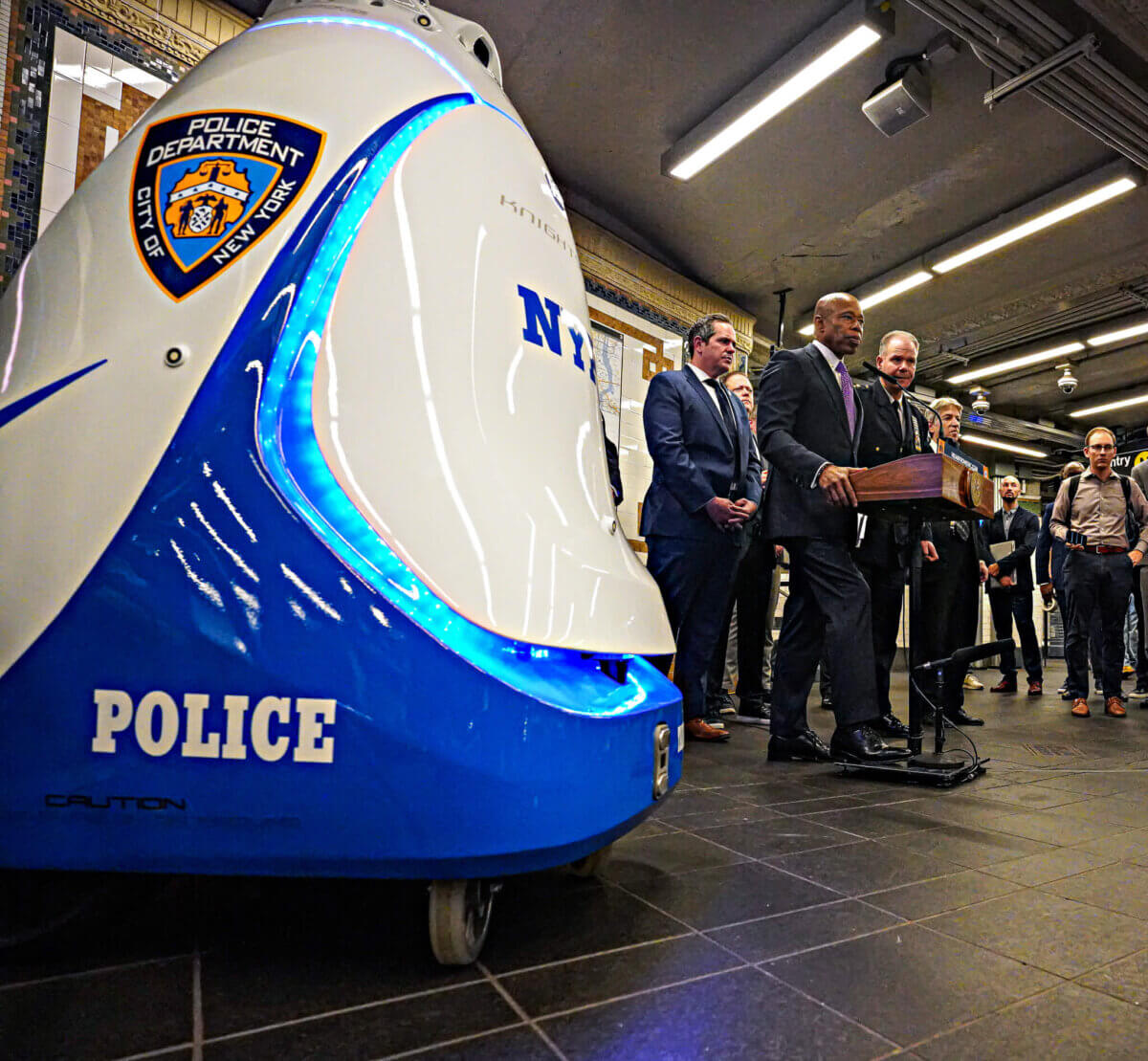 ‘RoboCop’ llega a Times Square: Alcalde y NYPD explican el nuevo robot ...