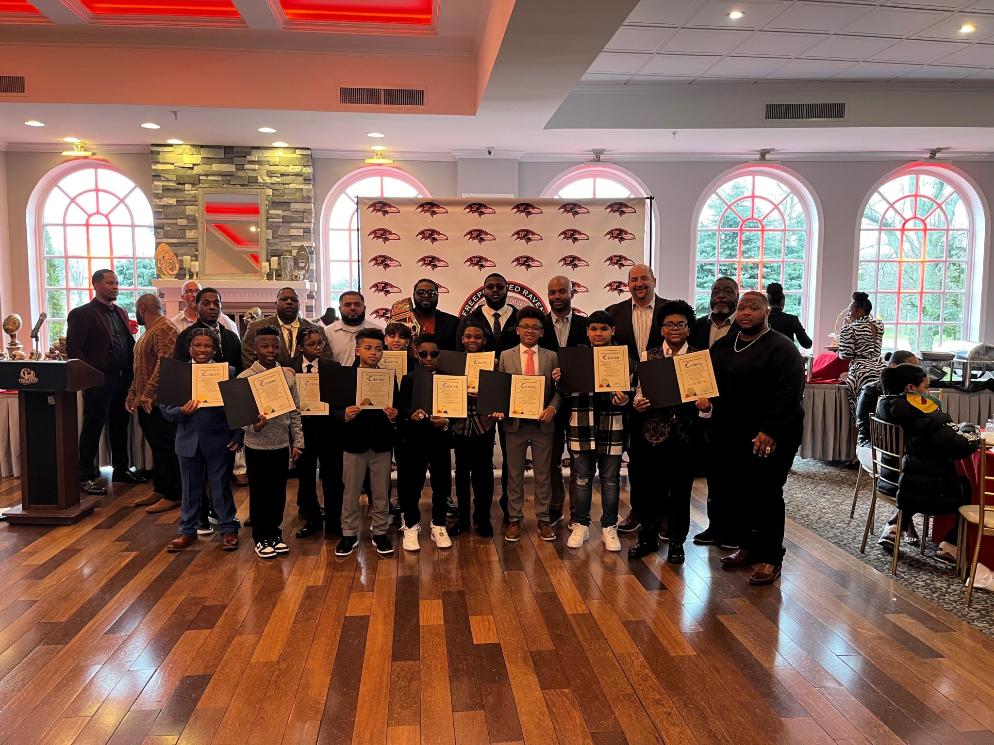 Legislador Koslow honra a los jóvenes atletas de Freeport Red Ravens ...