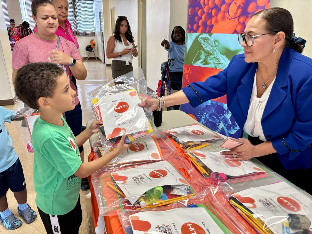 HITN organiza campaña de regreso a clases para estudiantes de NYC ...