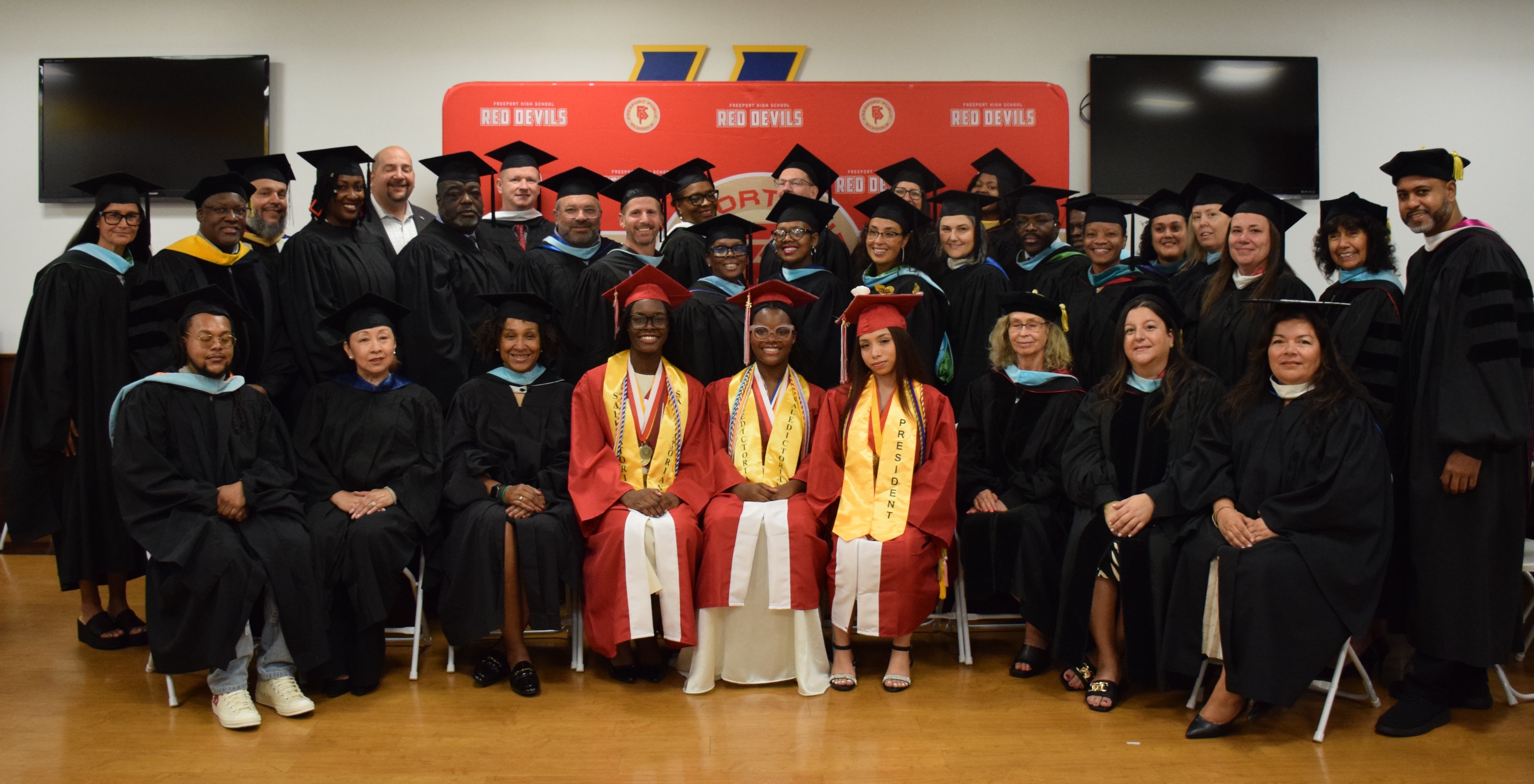Felicitaciones a los graduados de la Clase 2025 de Freeport High School ...