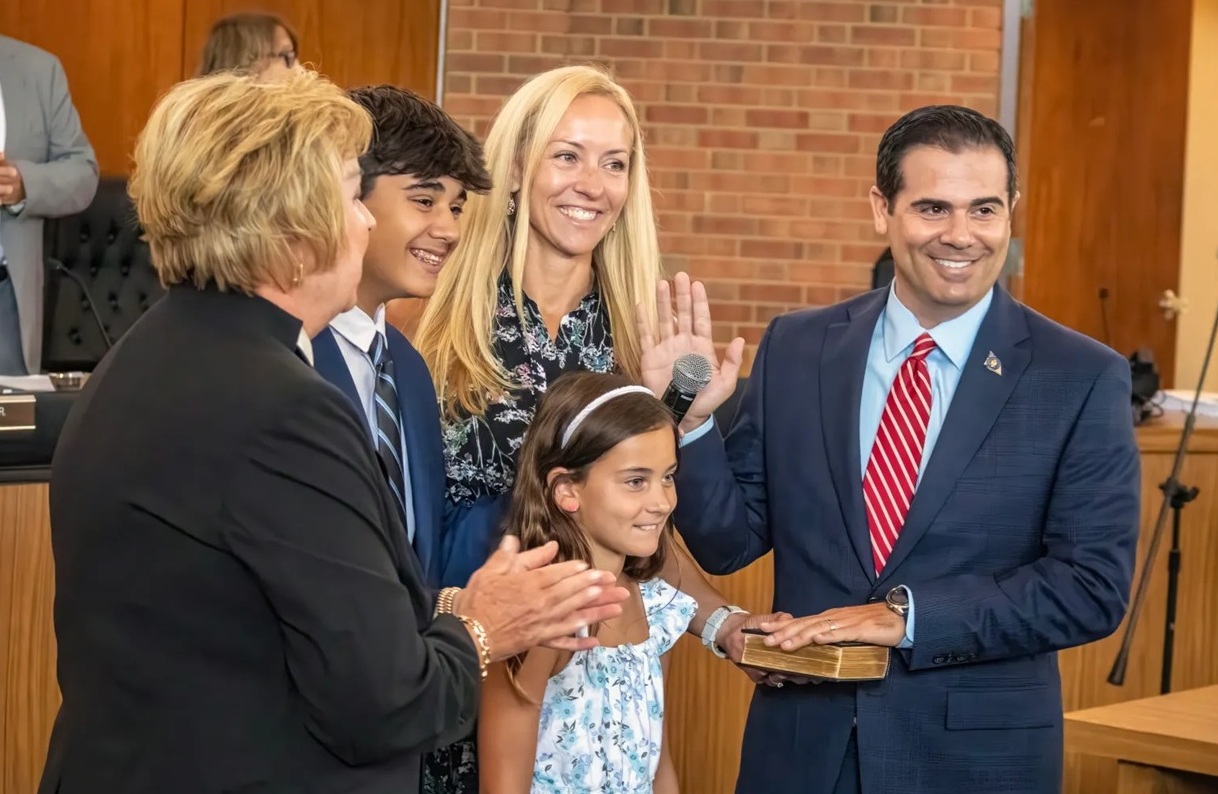 John Ferretti juramenta como Supervisor del Town Hempstead tras ...