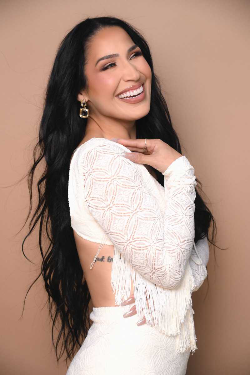 Jennifer Peña vuelve a brillar con WAKALA, una explosión de cumbia pop ...